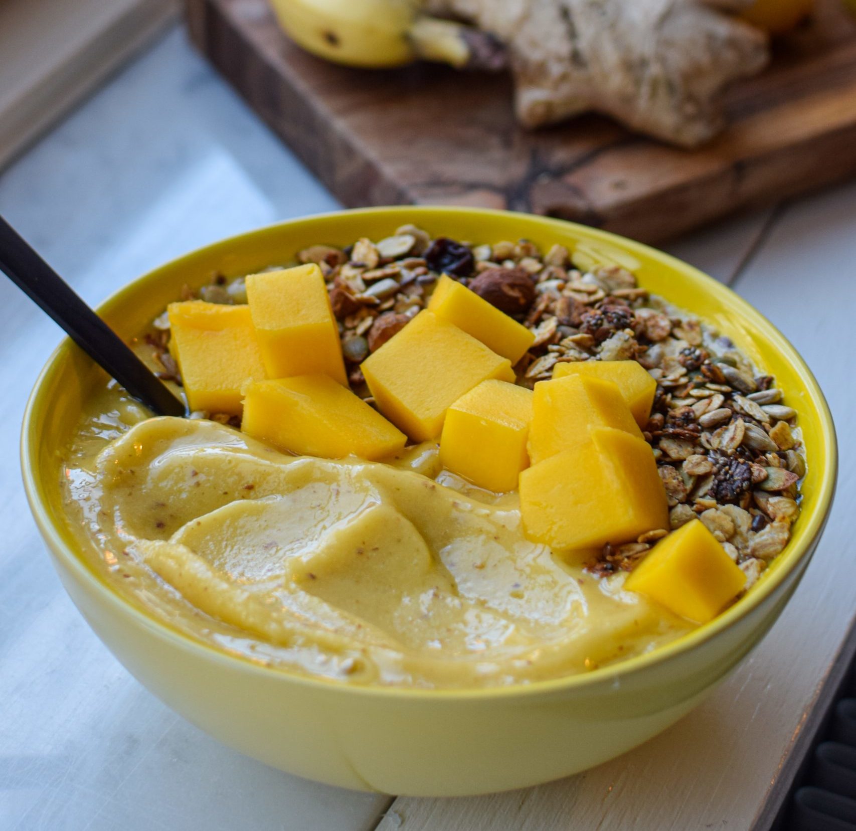 Gul smoothie bowl med mango og ananas på 10 minutter