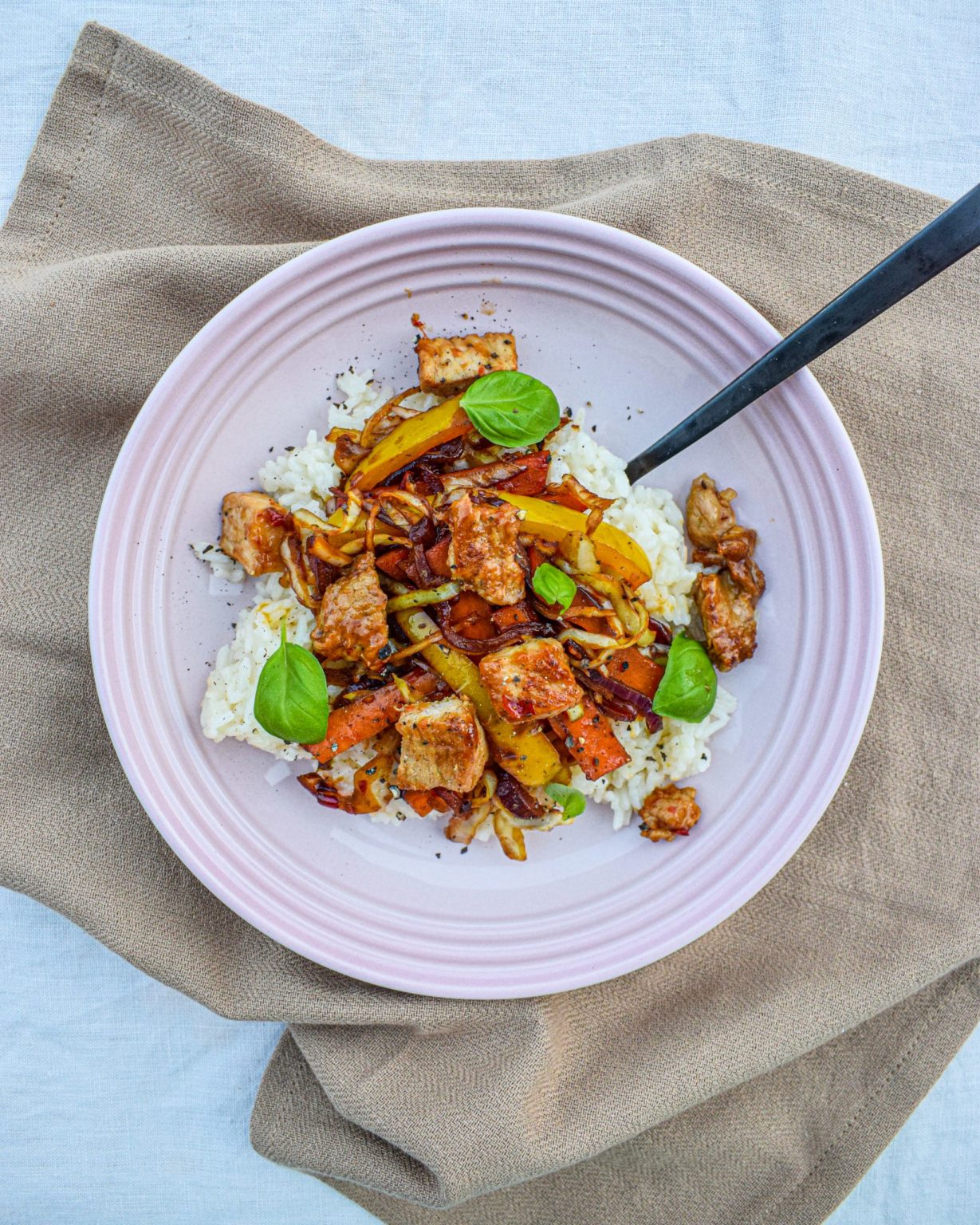 Hurtig wok med ris og sød chilimarineret kød - Emma Olsen