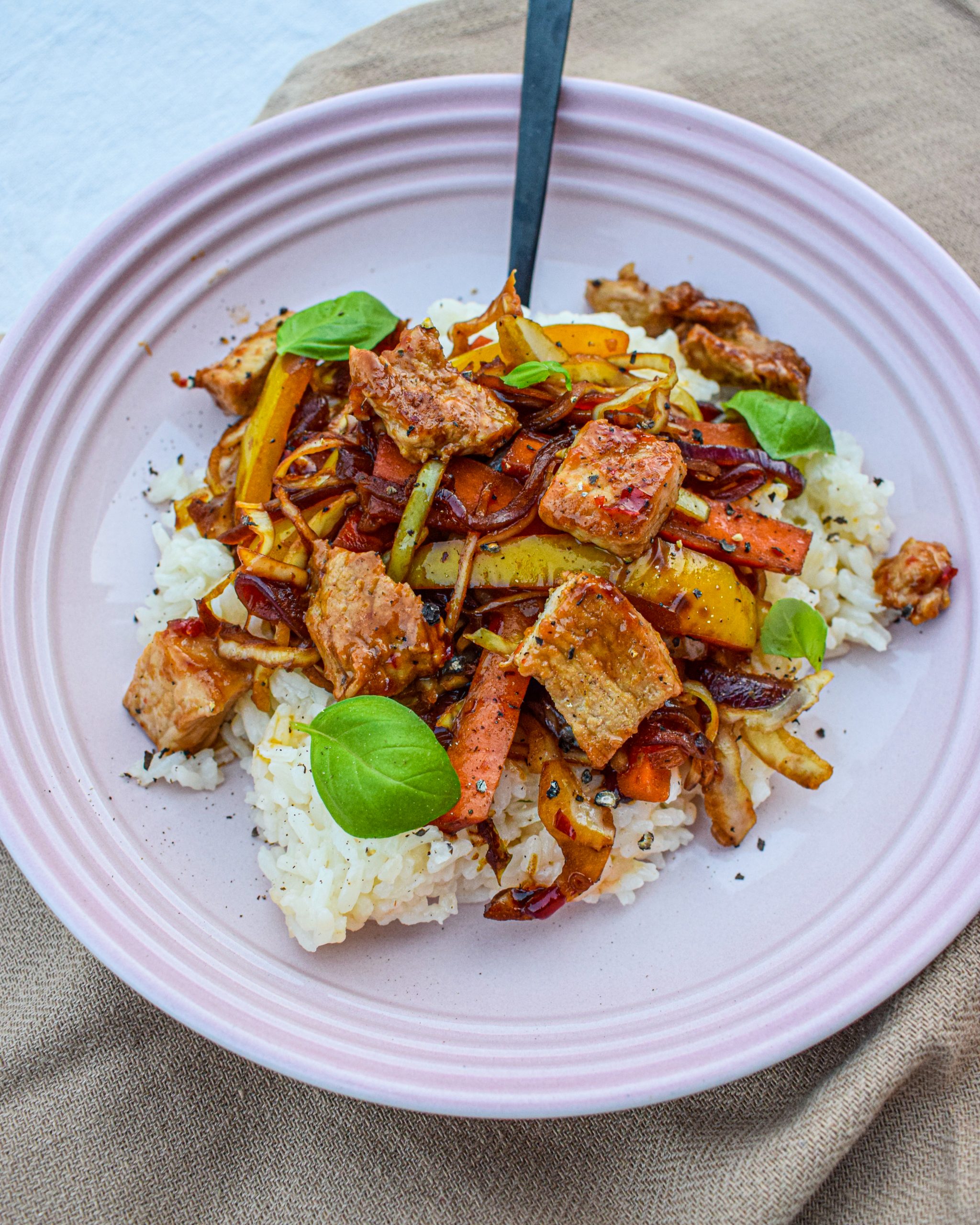 Hurtig wok med ris og sød chilimarineret kød - Emma Olsen