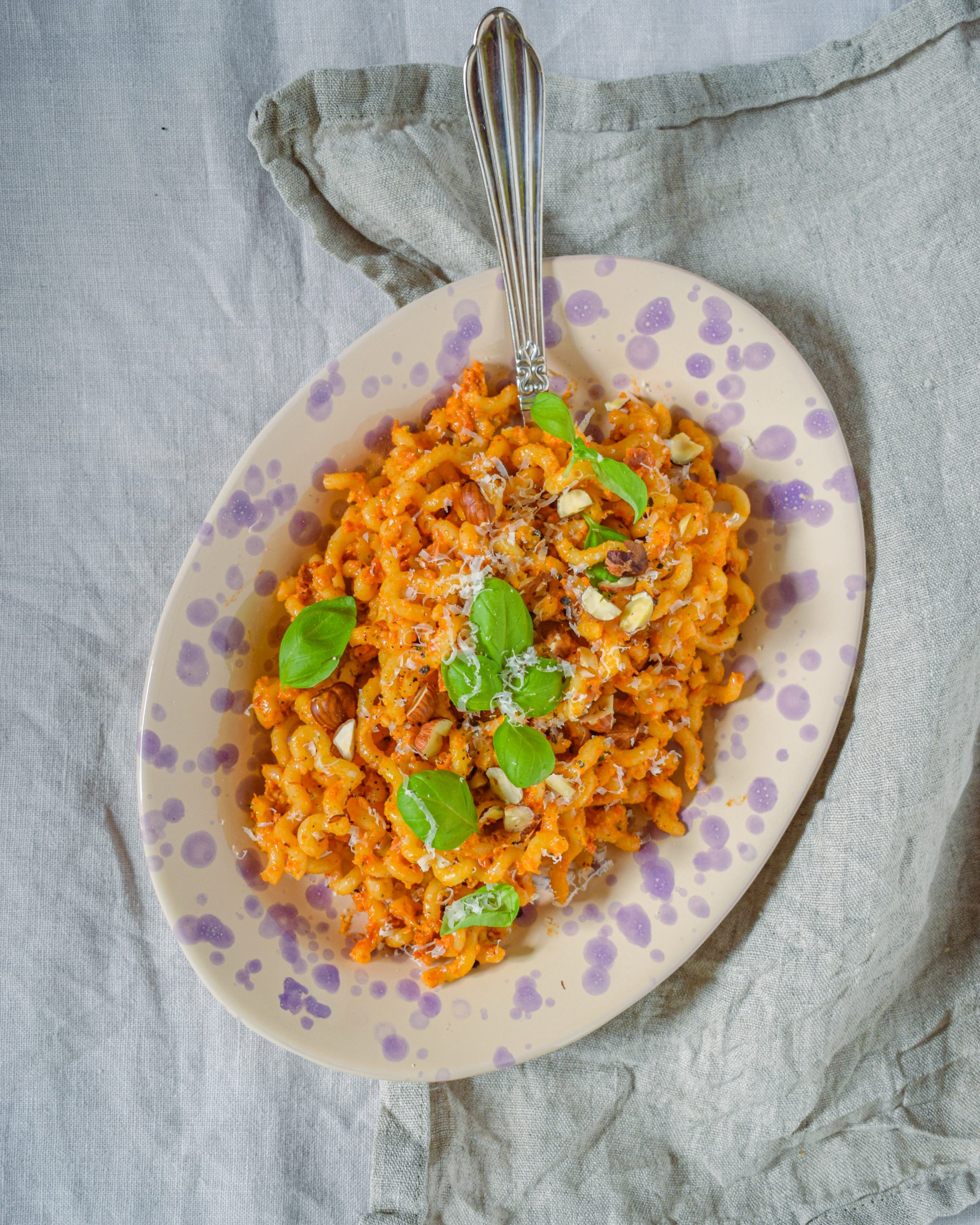 Pasta med hjemmelavet rød pesto på 25 minutter - Emma Olsen