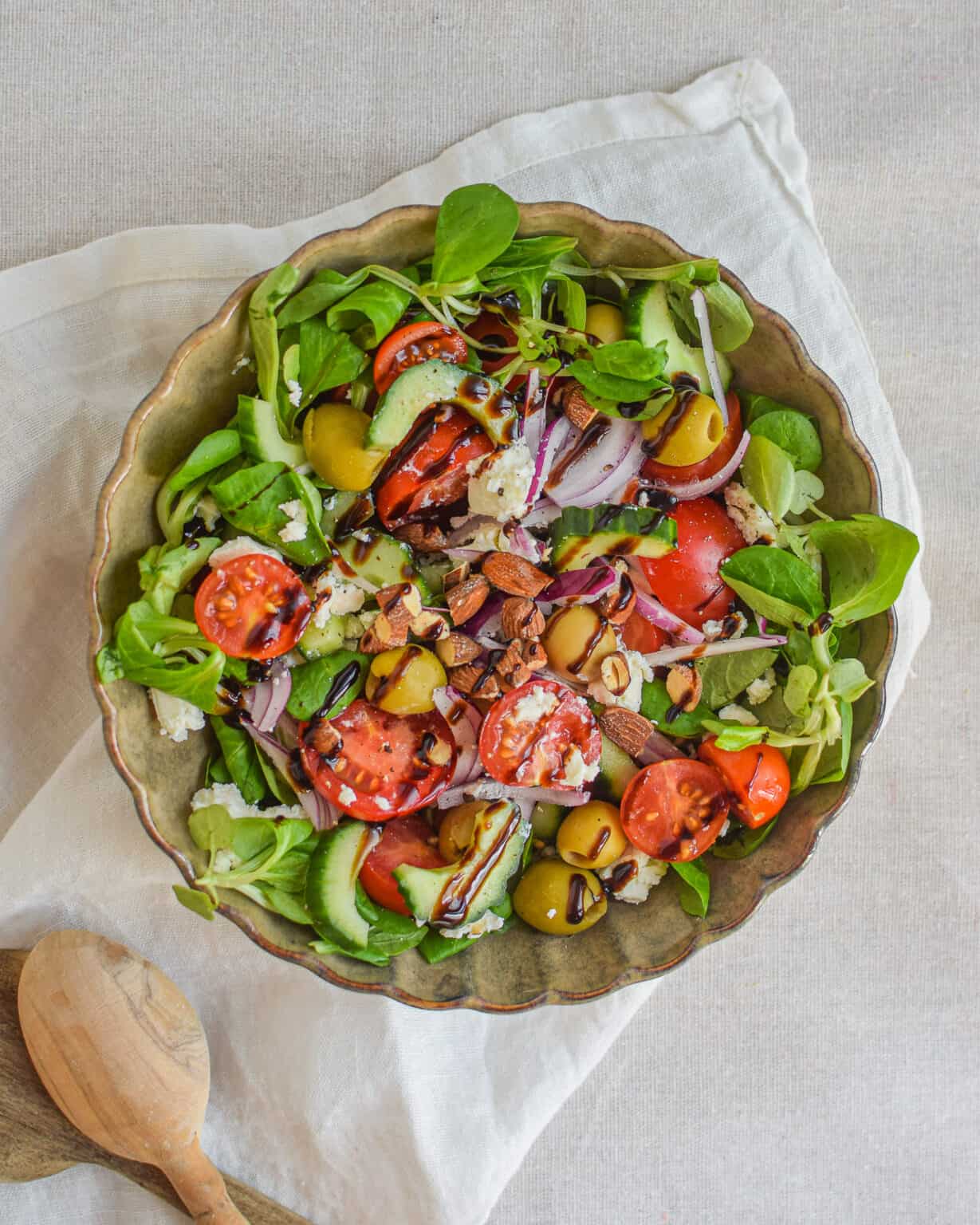 Salat med feta og oliven - nem opskrift med balsamico glace