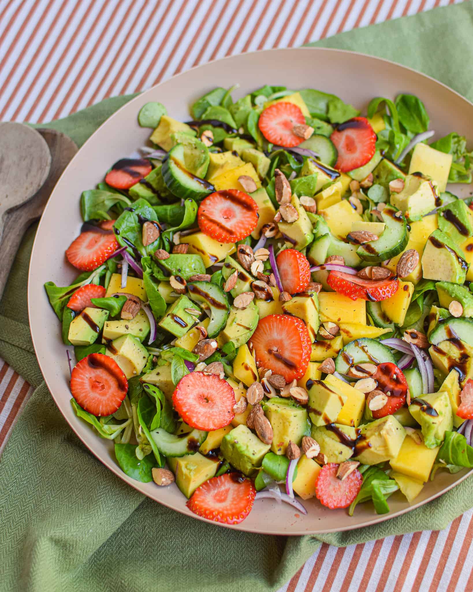 Salat med jordbær, mango og avocado - Emma Olsen