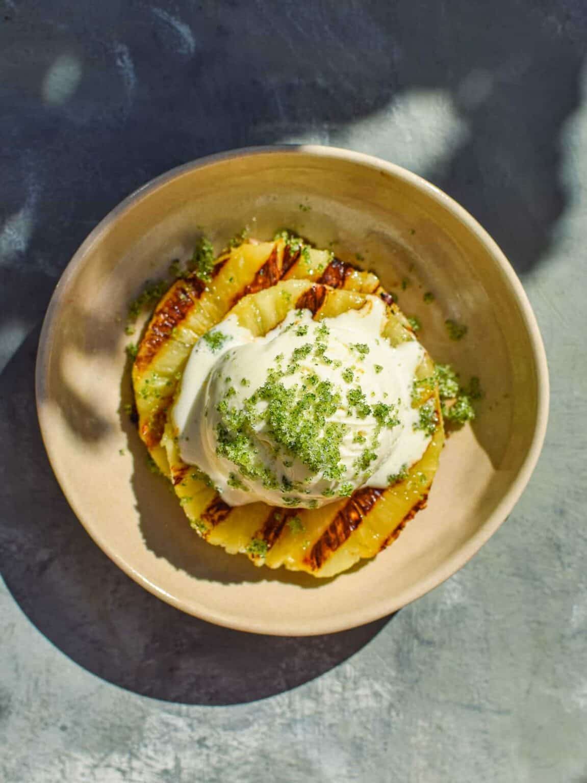 Grillet ananas med is - opskrift på nem dessert på 15 min