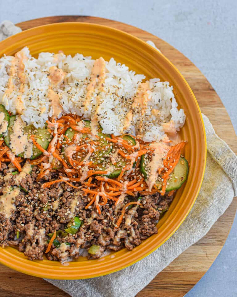 Koreansk ris-bowl med oksekød, ris og grønt - Emma Olsen