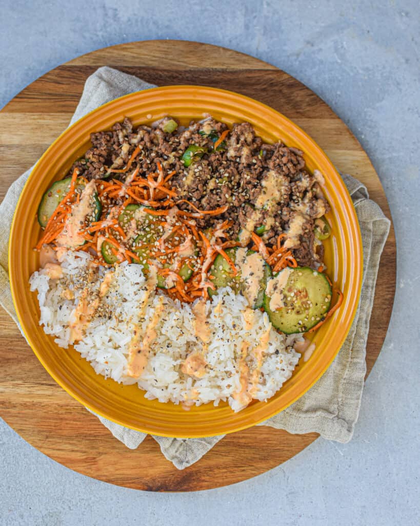 Koreansk ris-bowl med oksekød, ris og grønt - Emma Olsen