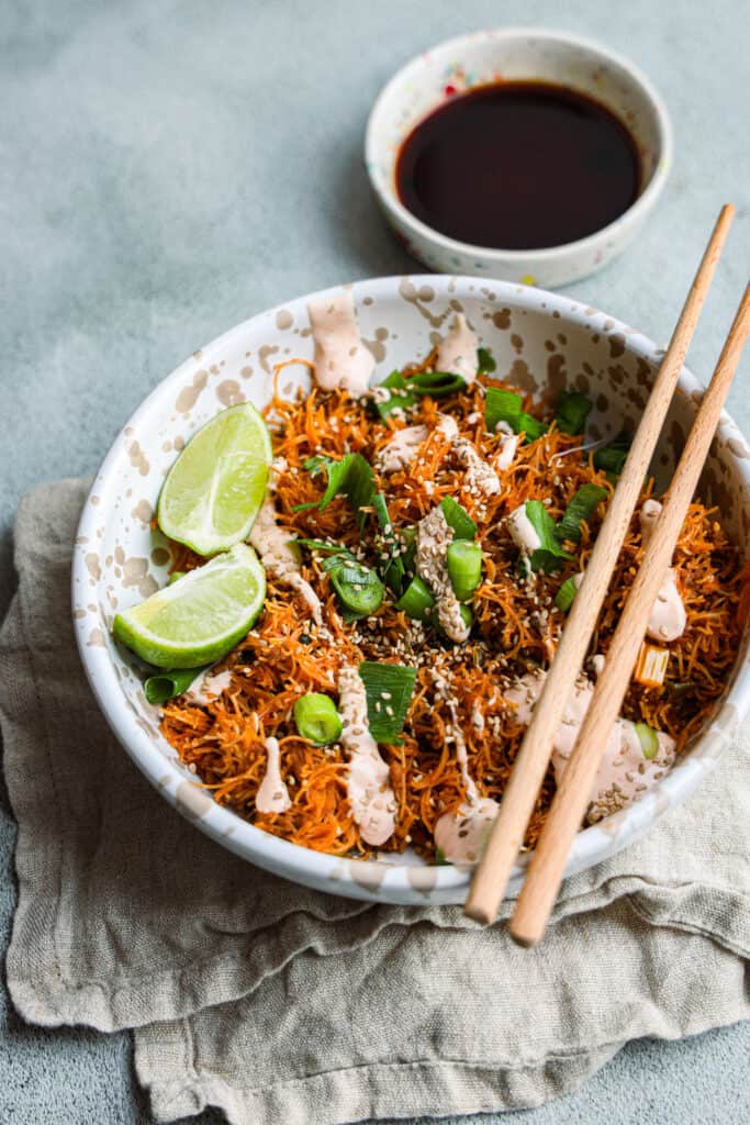 Koreansk ris-bowl med oksekød, ris og grønt - Emma Olsen