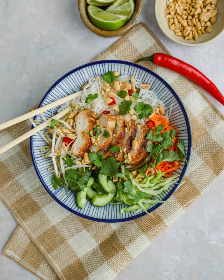 Vietnamesisk nudelsalat med marineret kylling - Emma Olsen