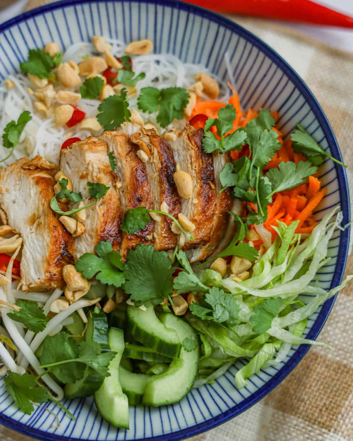 Vietnamesisk nudelsalat med marineret kylling - Emma Olsen