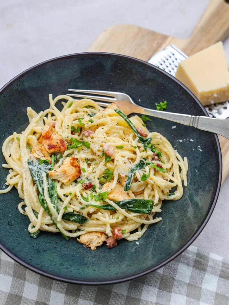 Pasta Alfredo med kylling - nem og cremet pastaret