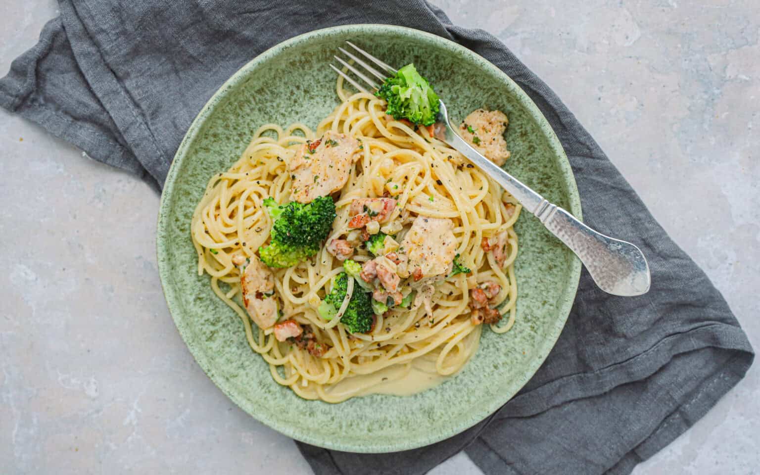 Cremet Pasta med kylling og bacon i flødesovs