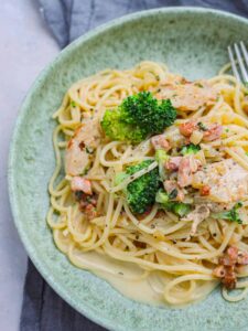 Cremet Pasta med kylling og bacon i flødesovs