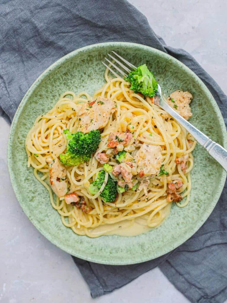 Cremet Pasta med kylling og bacon i flødesovs