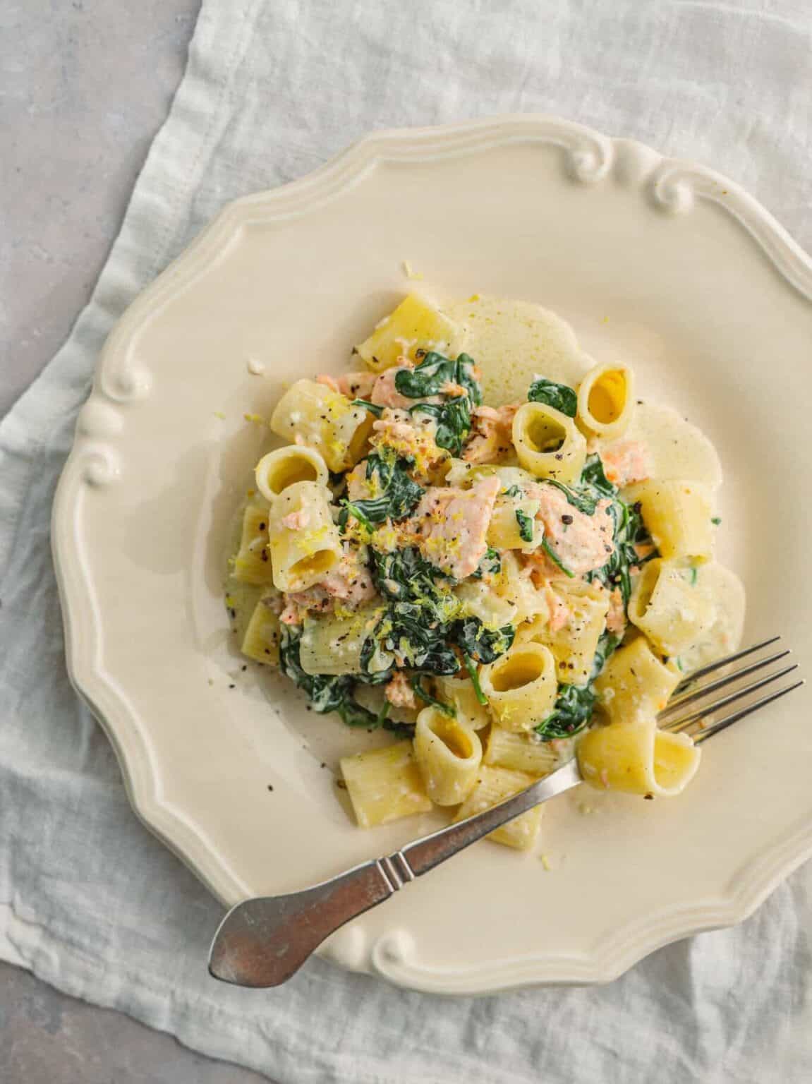 Pasta med laks og spinat - nem og lækker laksepasta