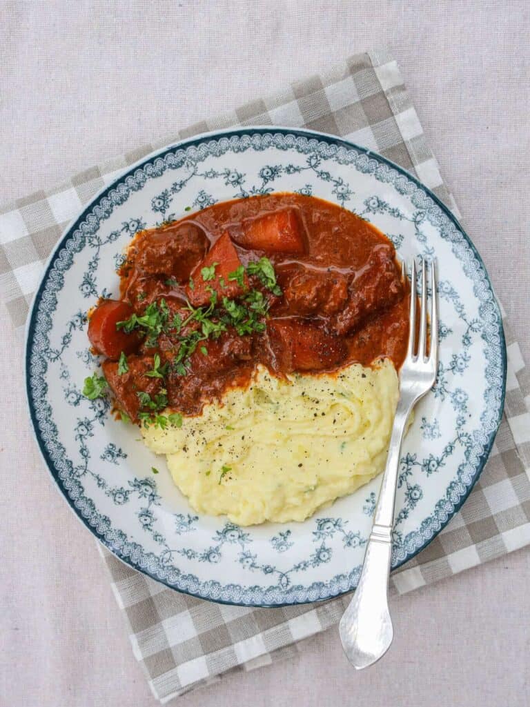 Gullash med kartoffelmos - klassisk, hjemmelavet gryderet