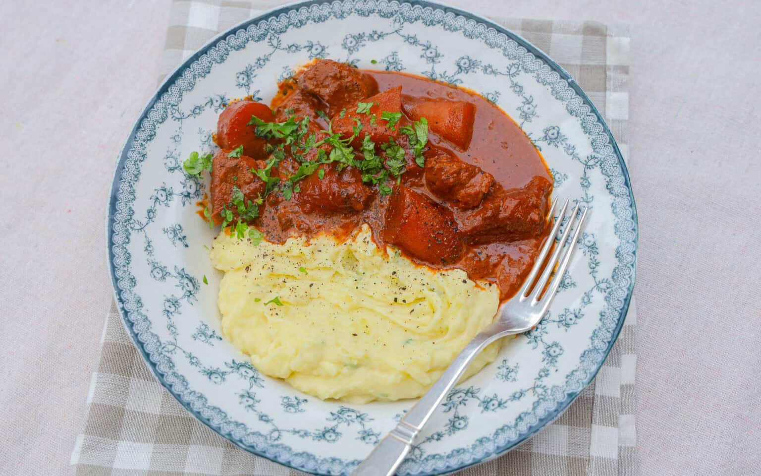Gullash med kartoffelmos - klassisk, hjemmelavet gryderet