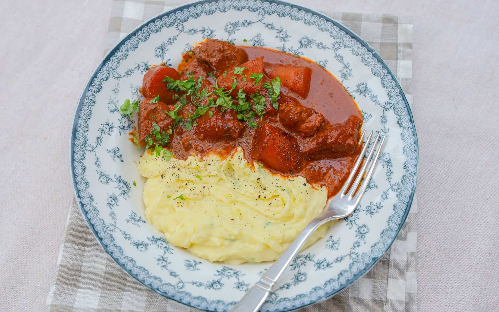 Gullash med kartoffelmos - klassisk, hjemmelavet gryderet