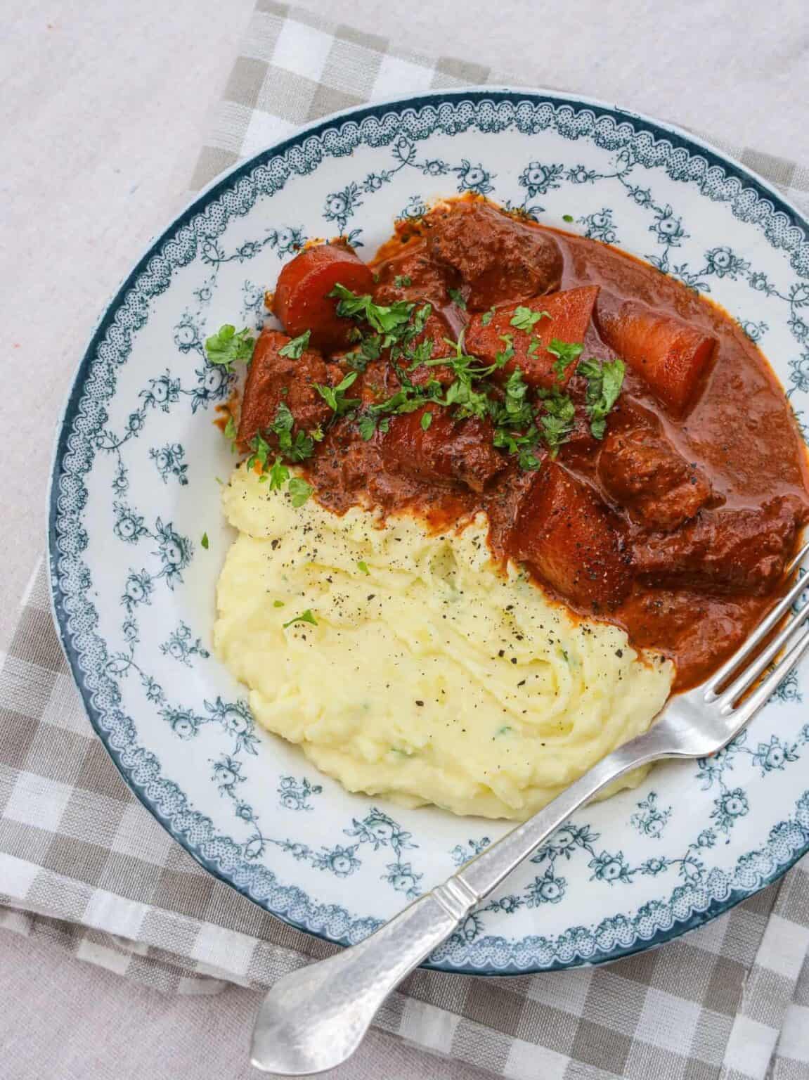 Gullash med kartoffelmos - klassisk, hjemmelavet gryderet