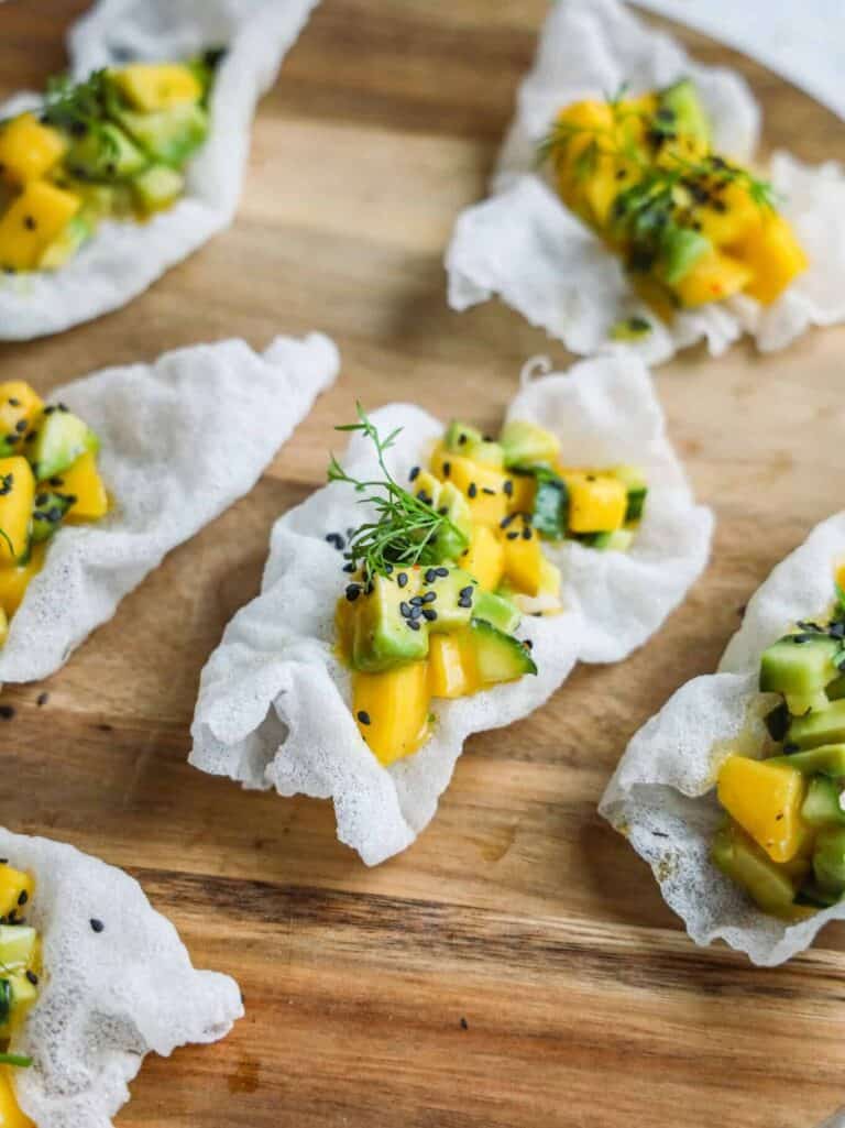 Puffet rispapir med mango-avo-salsa - appetizer eller forret