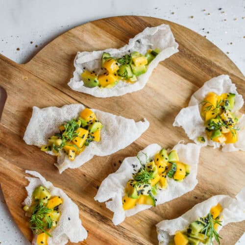 Puffet rispapir med mango-avo-salsa - appetizer eller forret
