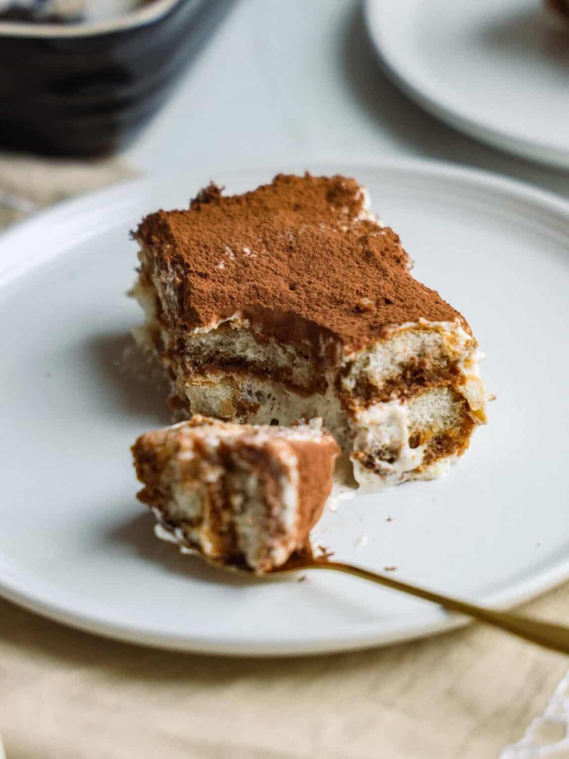 Klassisk hjemmelavet tiramisu - italiensk dessert med kaffe