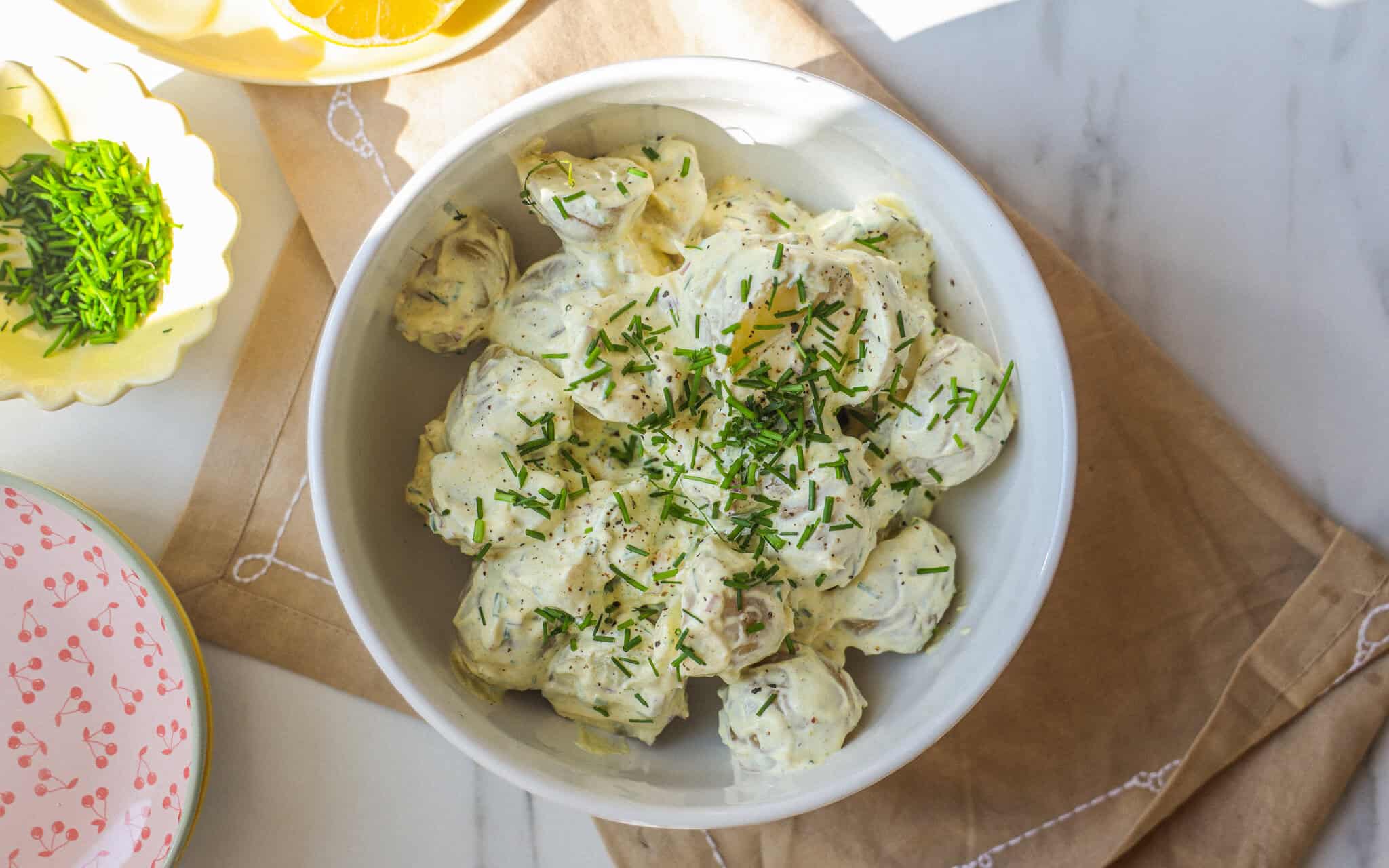 Cremet kartoffelsalat med karry - nem og lækker