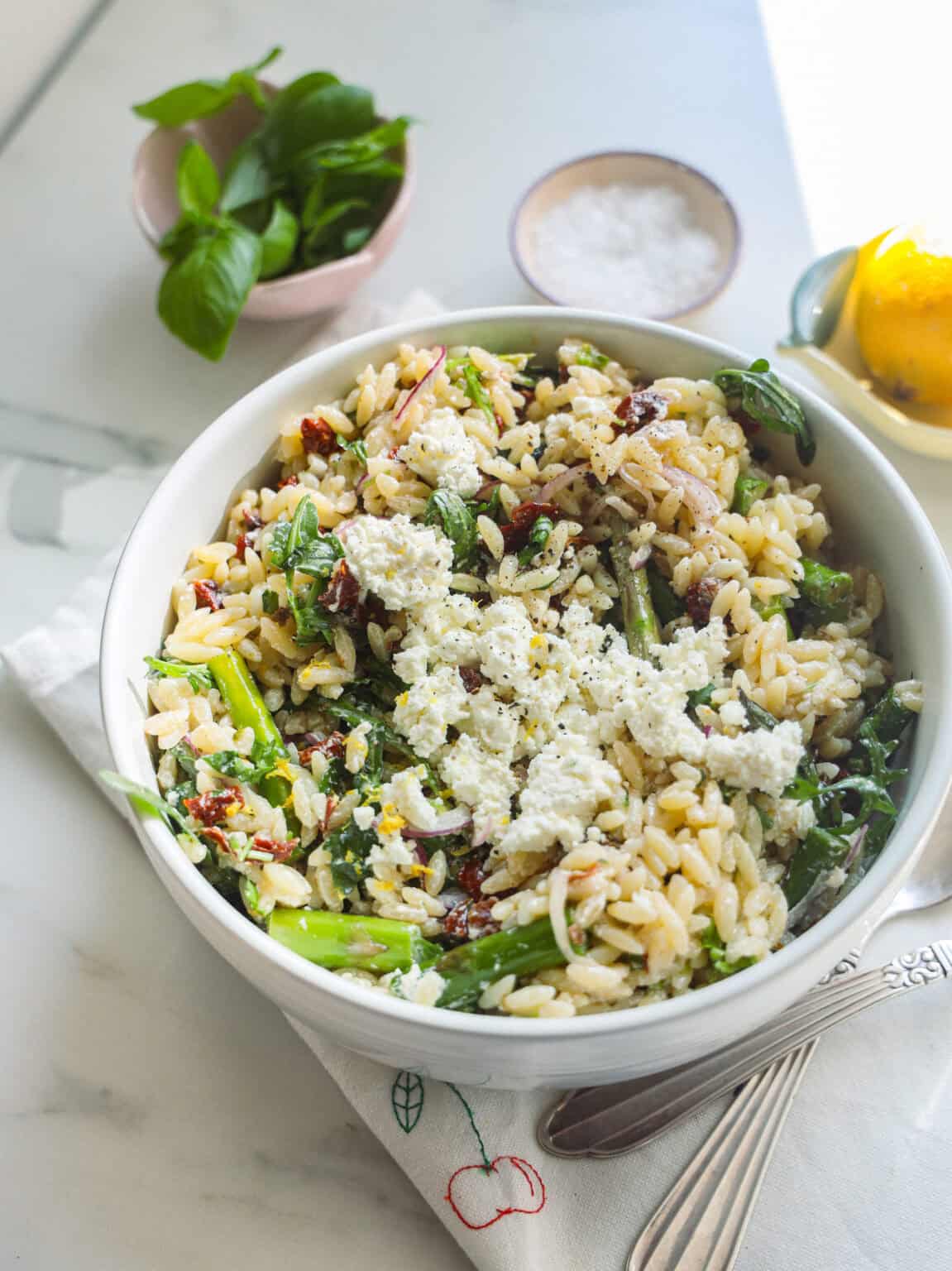 Cremet orzo pasta med parmesan og asparges - Emma Olsen