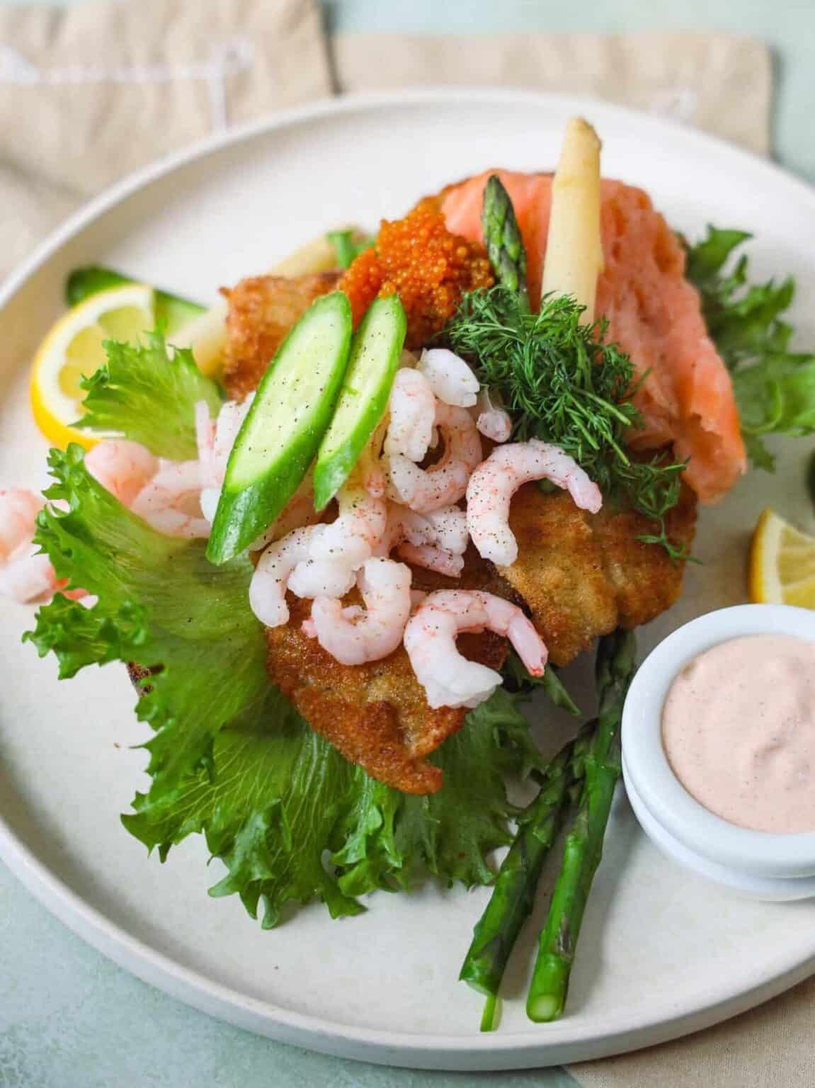 Hjemmelavet stjerneskud med fisk, grøntsager og dressing